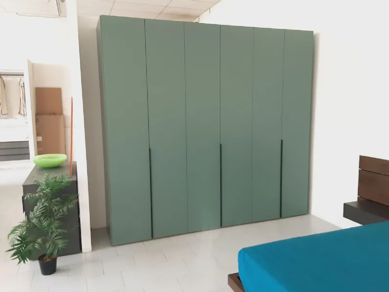 Armadio Liscia realizzato in laccato opaco di Moretti compact scontato -56%