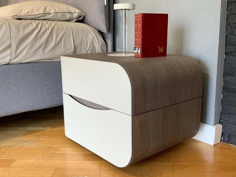 Comodino Eikon Voltan: perfetto per una camera moderna! Scontato!