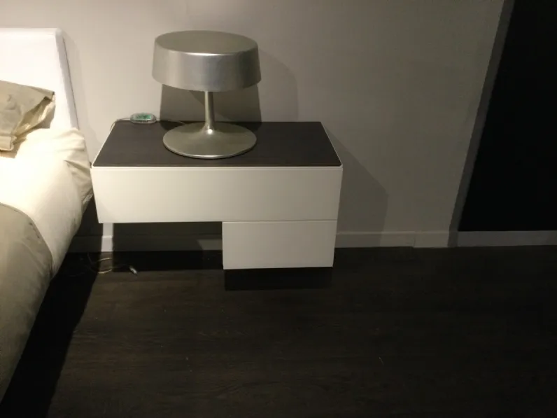 Comodino Lago modello 36e8 a prezzo ribassato in laccato opaco