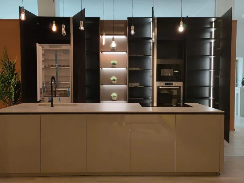 Cucina Binova design ad isola rovere moro in legno Mantis + bluna laccato