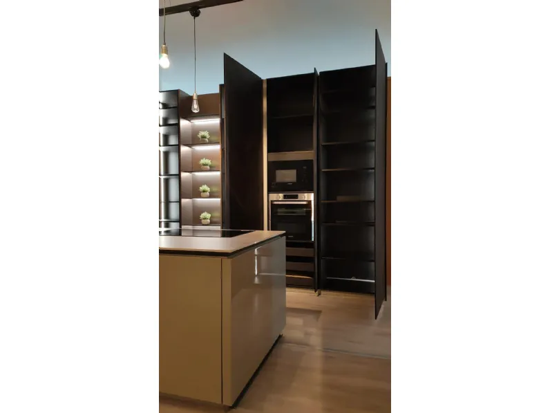 Cucina Binova design ad isola rovere moro in legno Mantis + bluna laccato