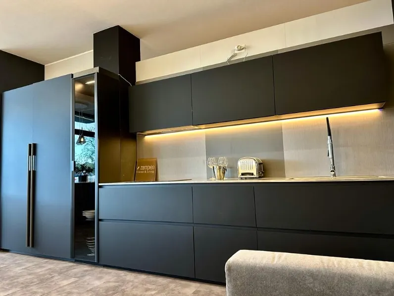 Scopri la cucina Glass Zampieri a prezzo scontato! Design unico e lineare.