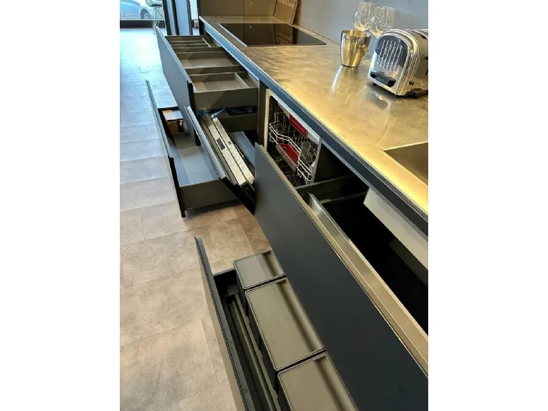 Scopri la cucina Glass Zampieri a prezzo scontato! Design unico e lineare.