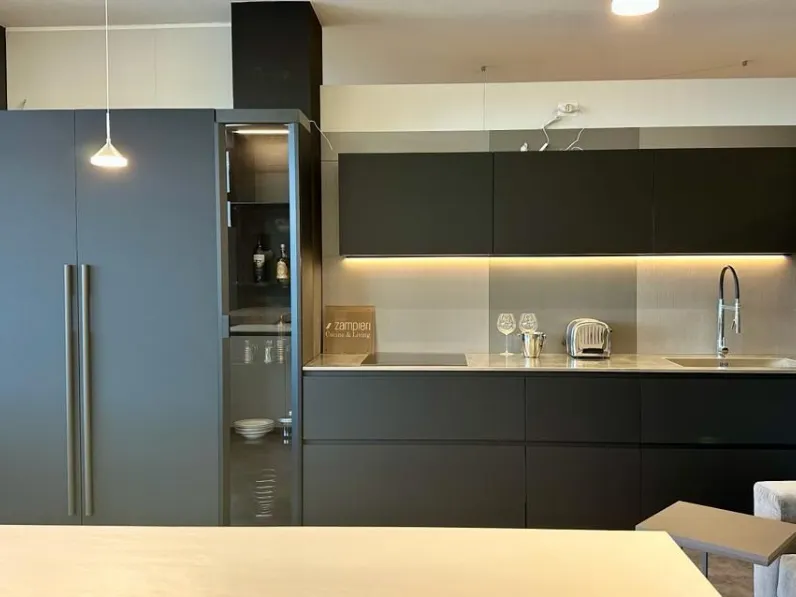 Scopri la cucina Glass Zampieri a prezzo scontato! Design unico e lineare.