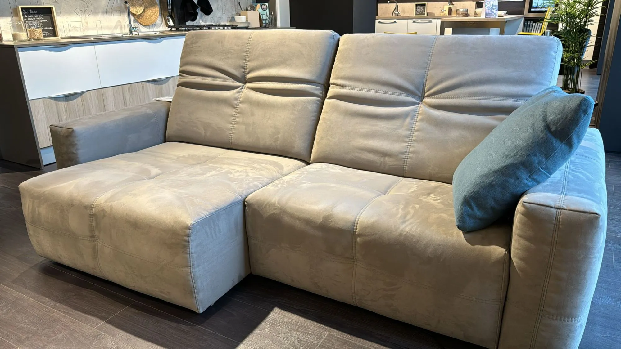 Divano da 4 posti modello Nicolas di Calia scontato