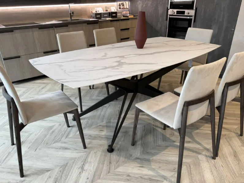 Tavolo sagomato in altri materiali Halley di Tomasella in Offerta Outlet