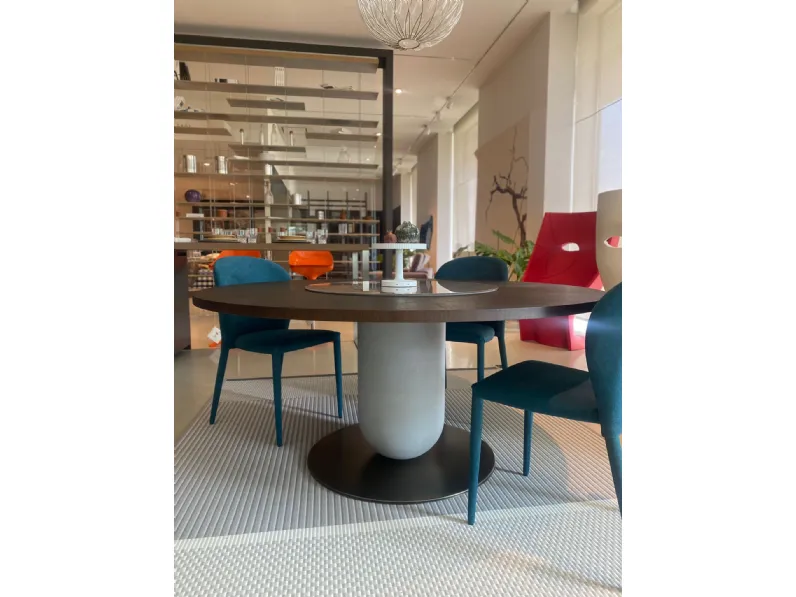 Tavolo Ettore Pianca in altri materiali. Fisso, robusto e durevole.